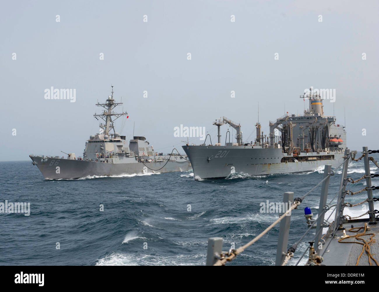 Guided missile destroyer uss shoup ddg 86 hi-res stock photography and ...