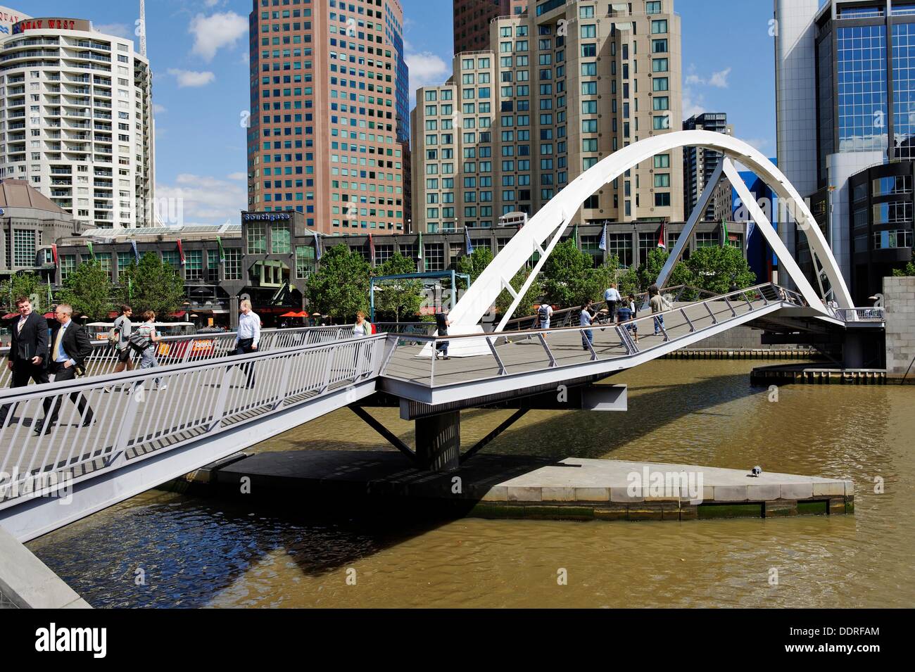 The pedestrian bridge over yarra river hi-res stock photography and ...
