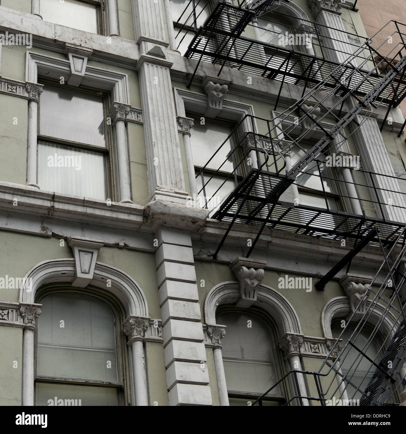 Fire escape apartment building chicago hi-res stock photography and ...