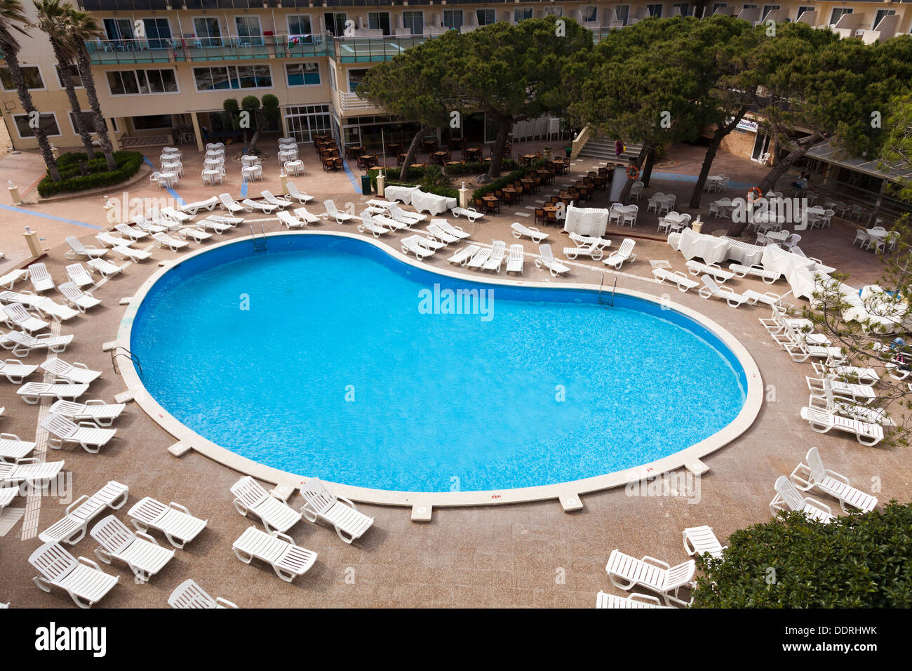 Empty hotel swimming pool hi-res stock photography and images - Alamy