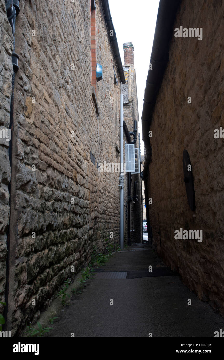 A narrow alley in Stow-on-the-Wold, Gloucestershire, England, UK Stock ...