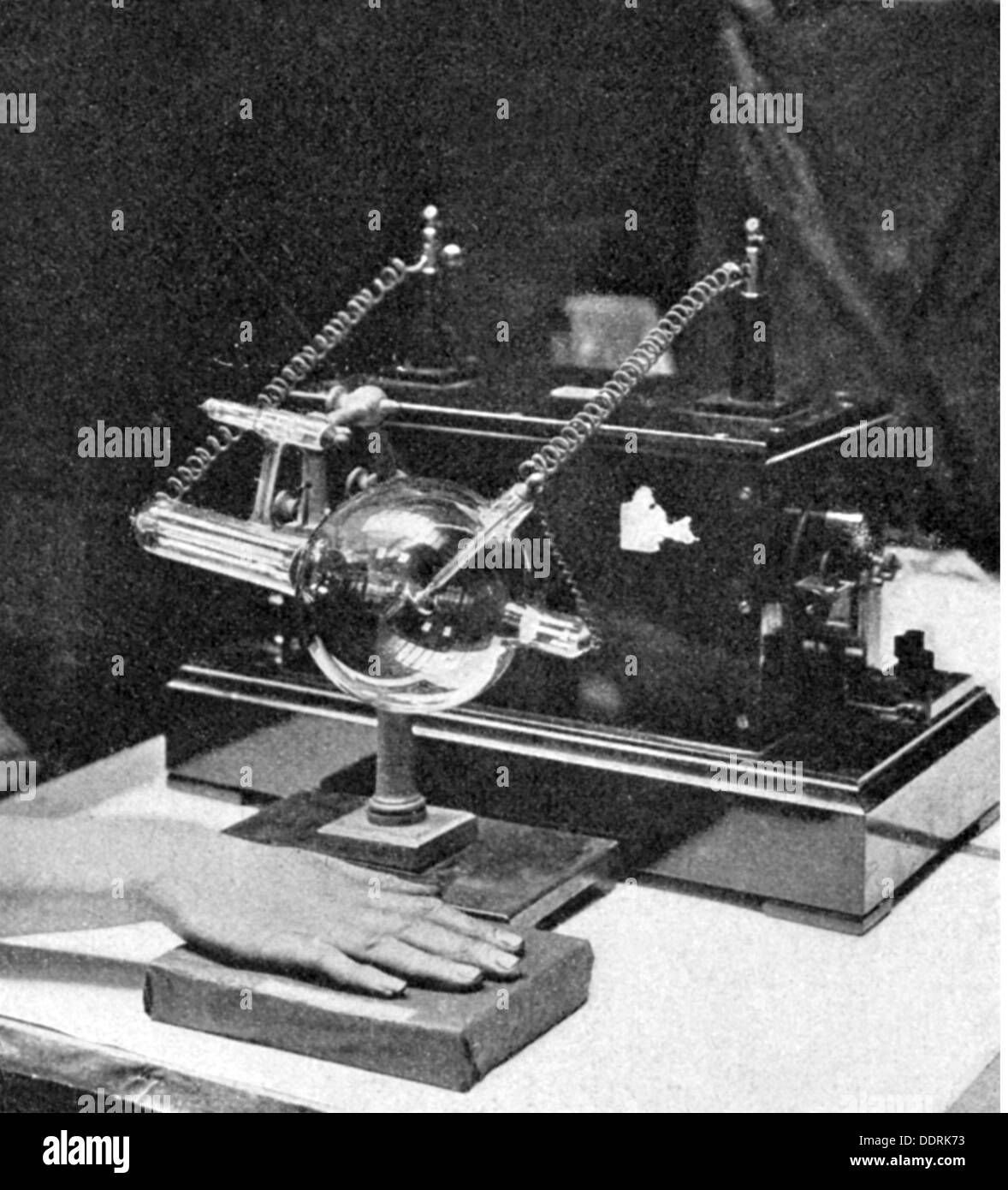 medicine, irradiation / X-ray / measurement, radiograph of a hand, 1908 ...