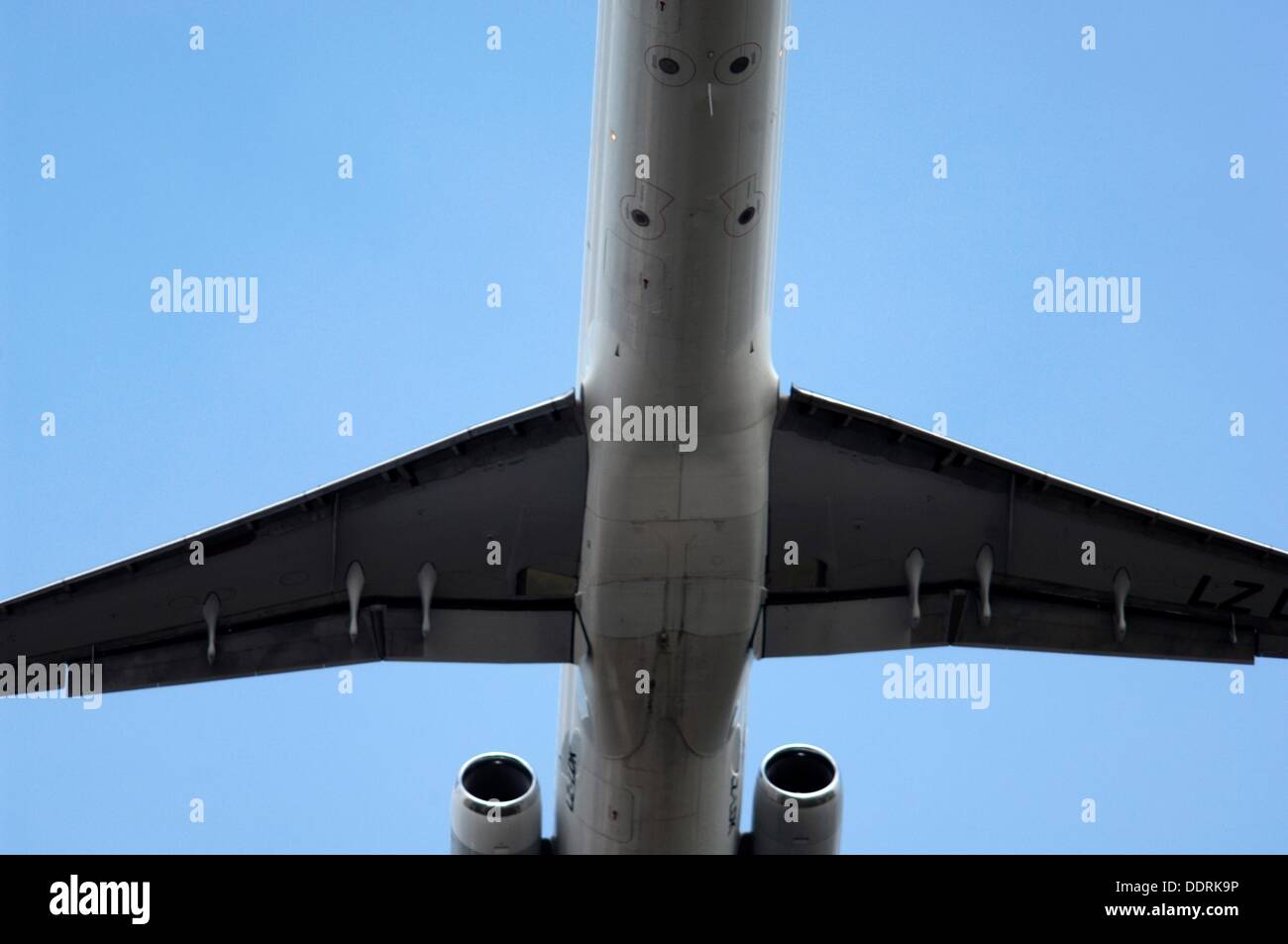 Airplane seen from below landing hi-res stock photography and images ...
