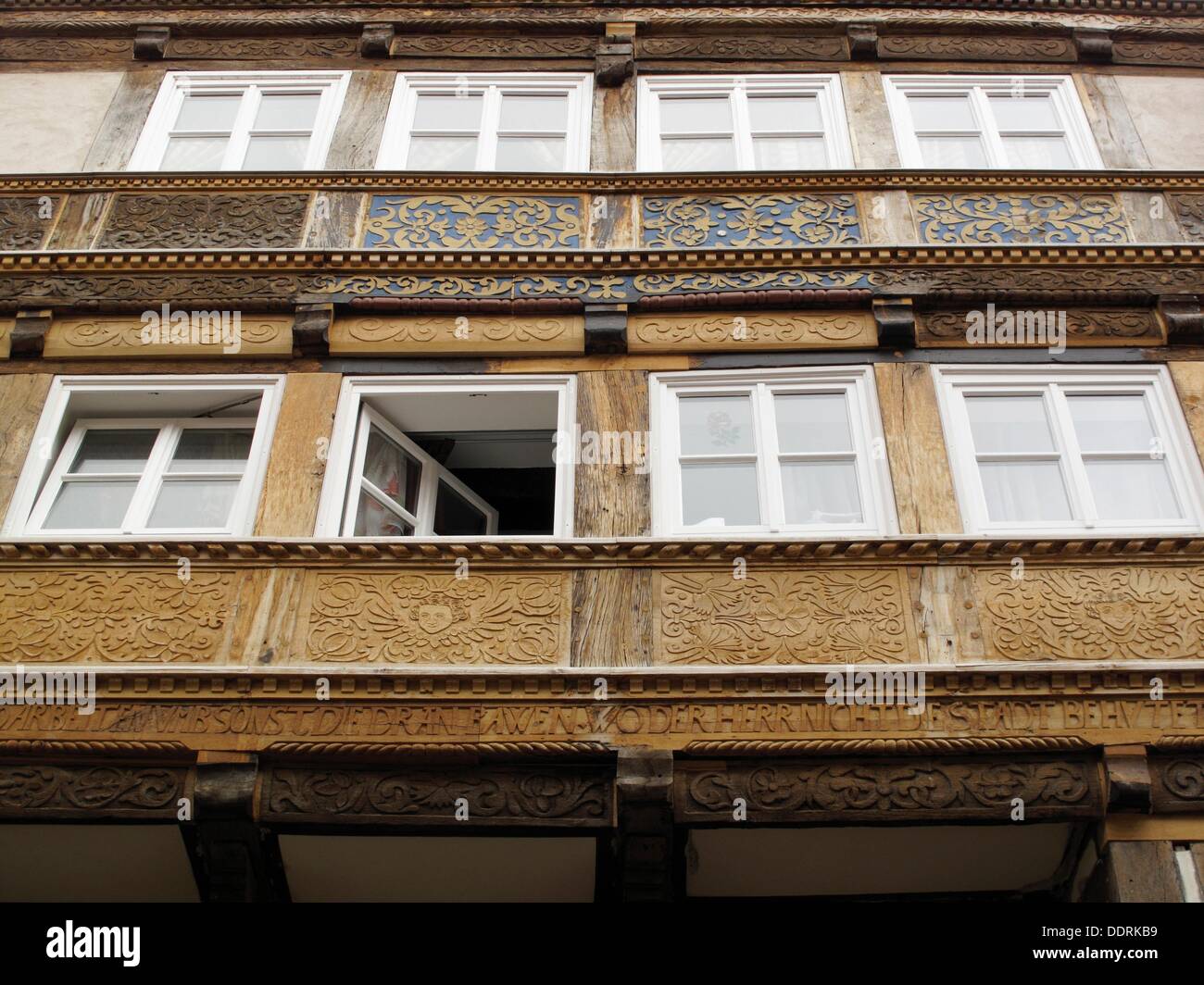 Tudor style house hi-res stock photography and images - Alamy