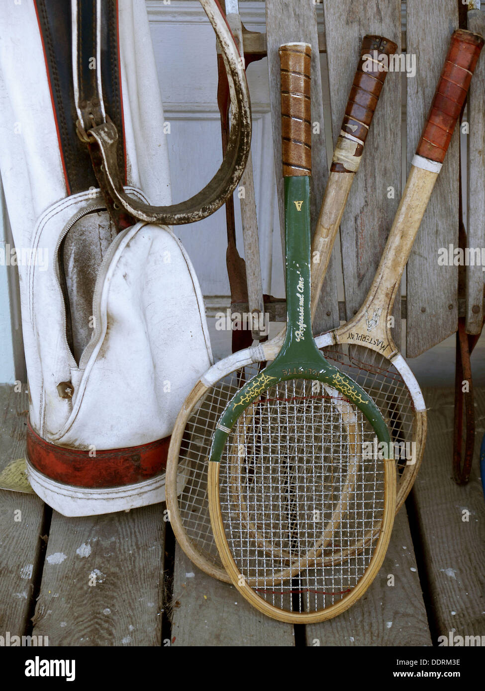 Old fashioned tennis racket hi-res stock photography and images - Alamy