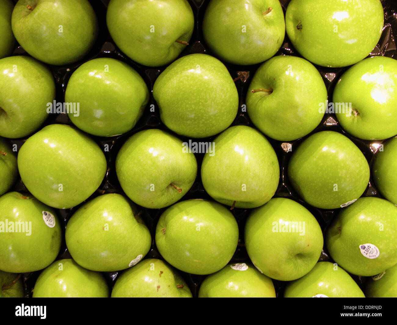 A pattern of green produce apples on display Stock Photo - Alamy