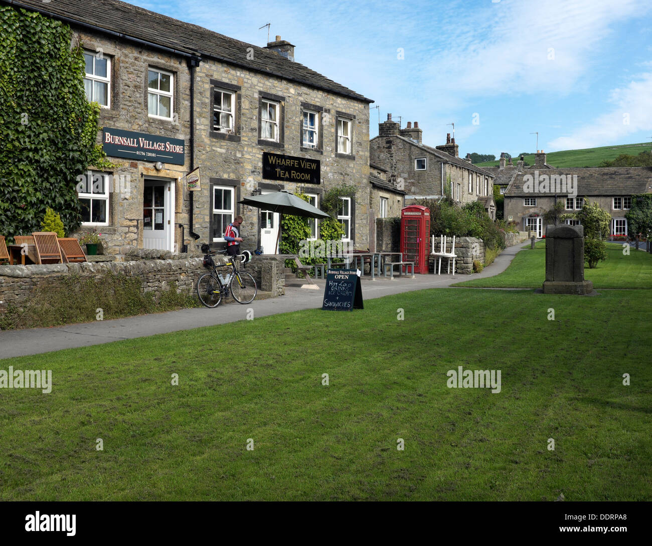 Burnsall wharfedale stone houses hi-res stock photography and images ...