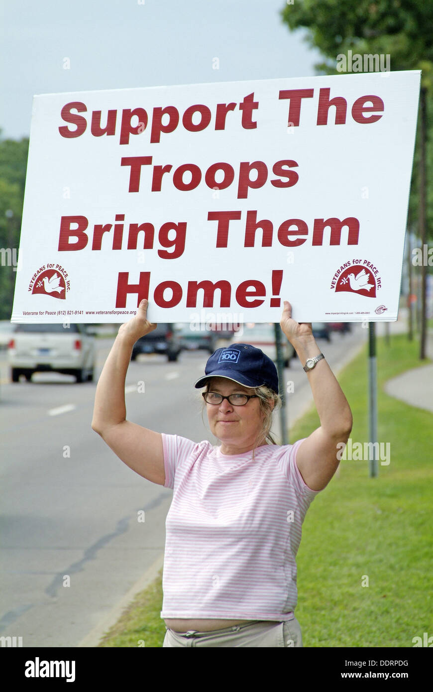 Protesters holding protest signs hi-res stock photography and images ...