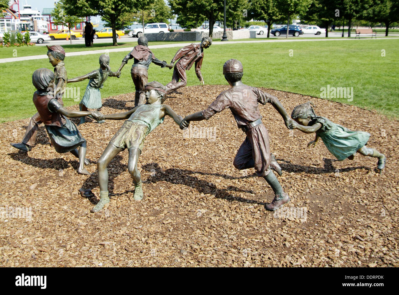 Children and statue hi-res stock photography and images - Alamy