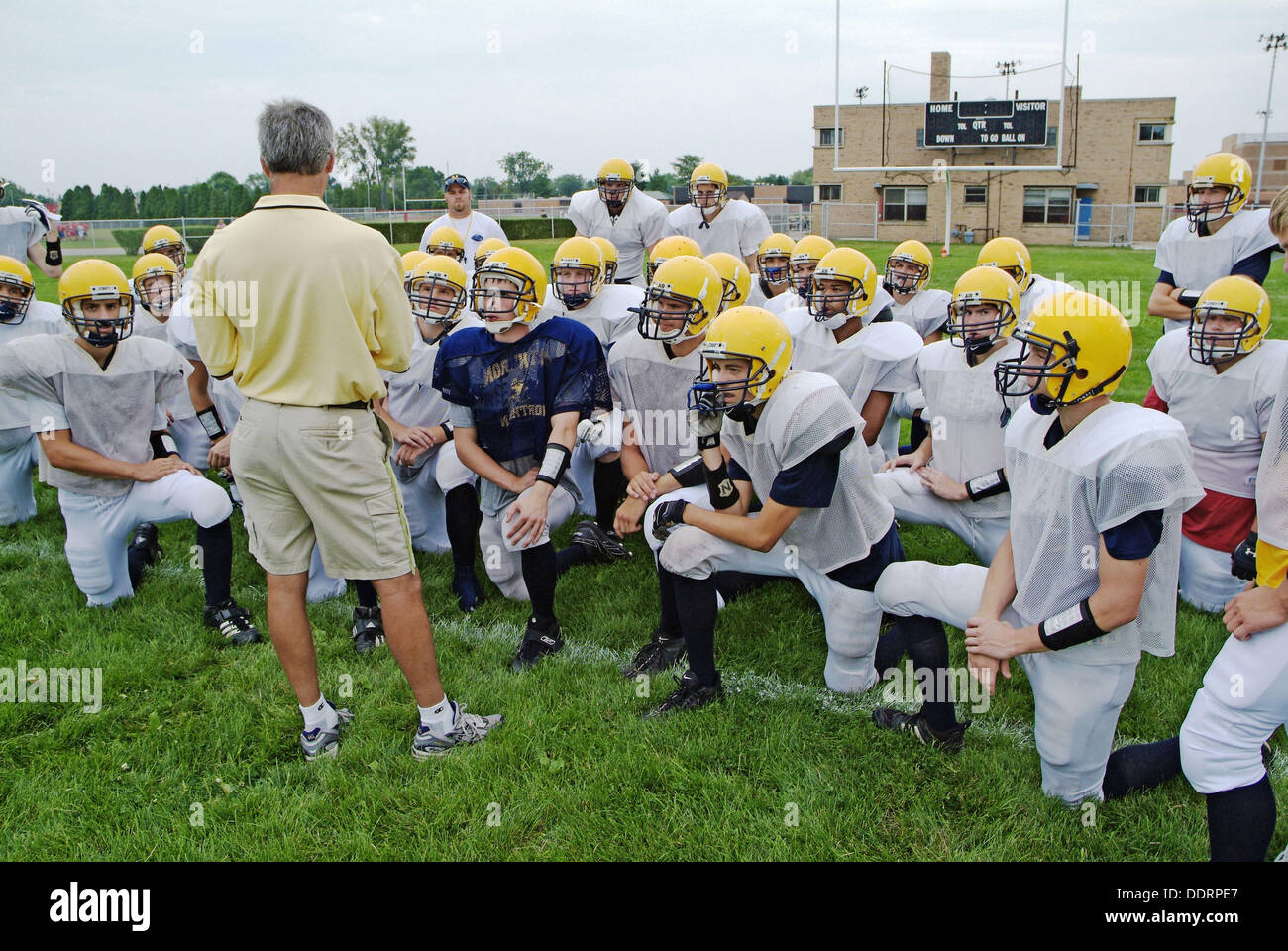 High school football players practice hi-res stock photography and ...