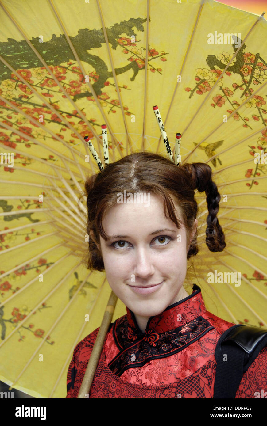 Pretty white girl dressed in a geisha outfit with yellow umbrella Stock ...