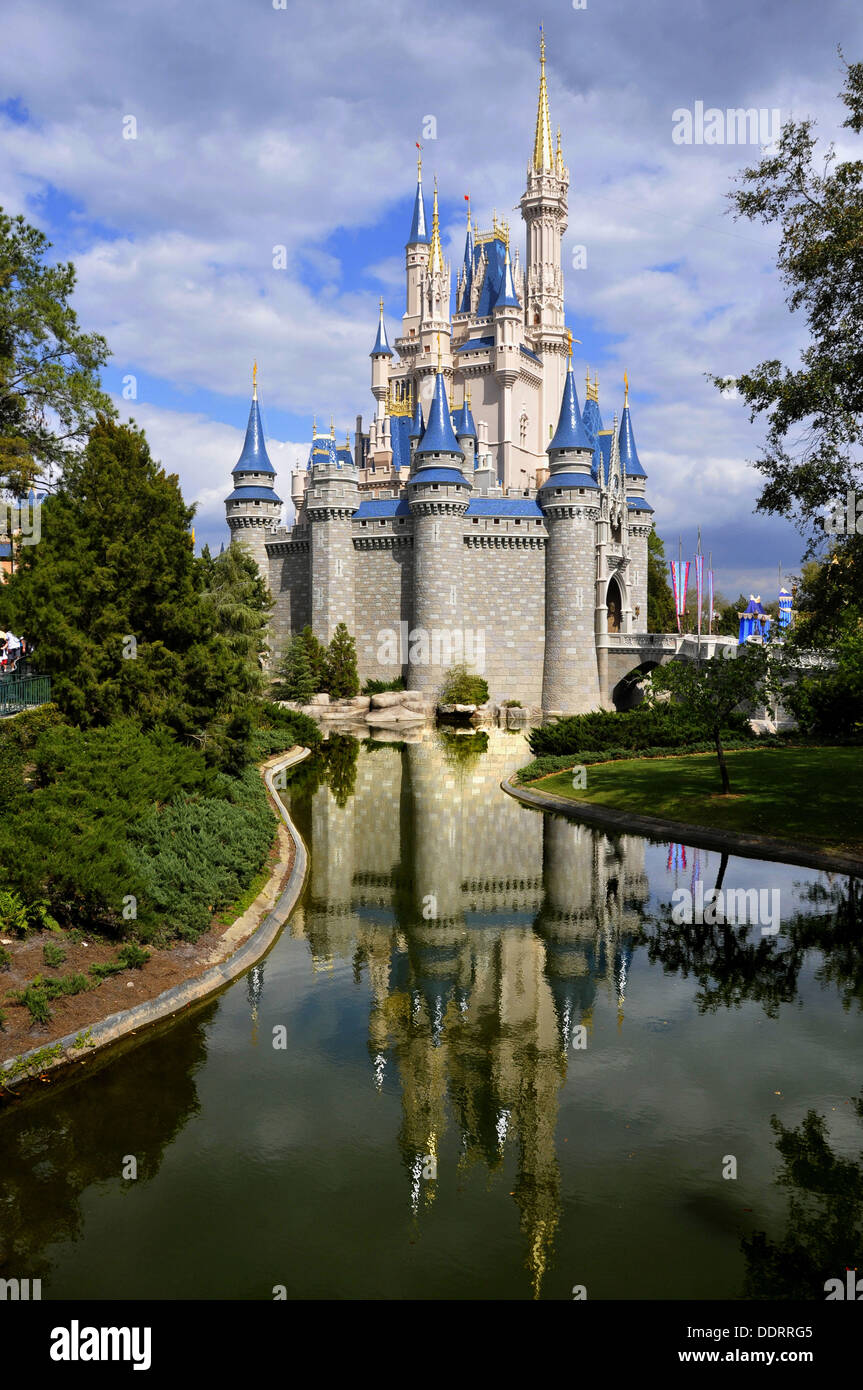 Theme park castle hi-res stock photography and images - Alamy