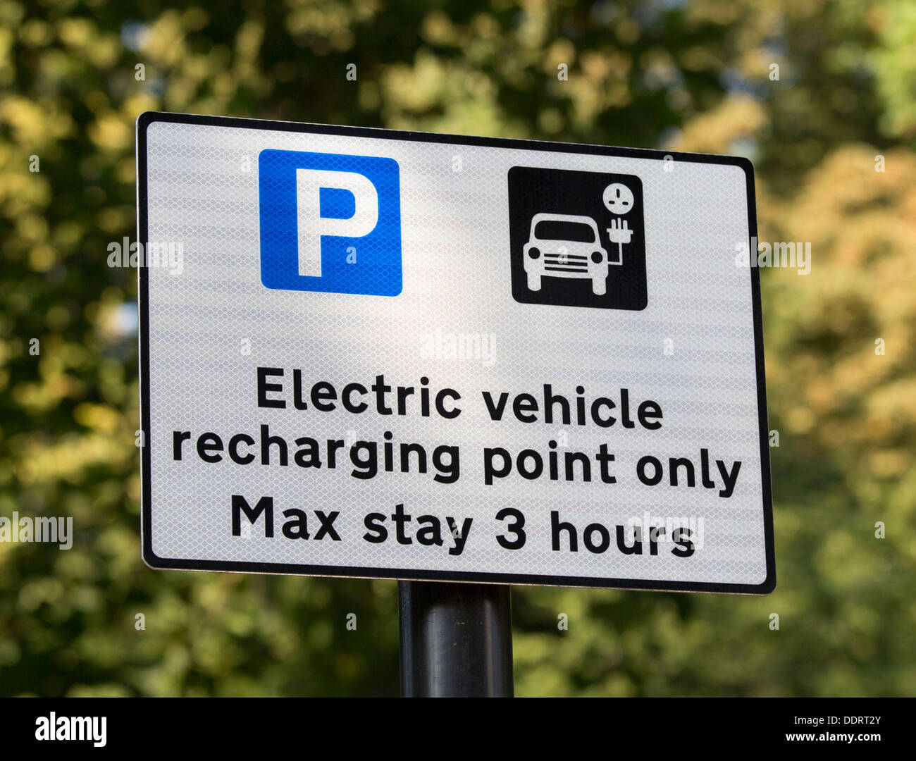 Electric car charging point sign hi-res stock photography and images ...