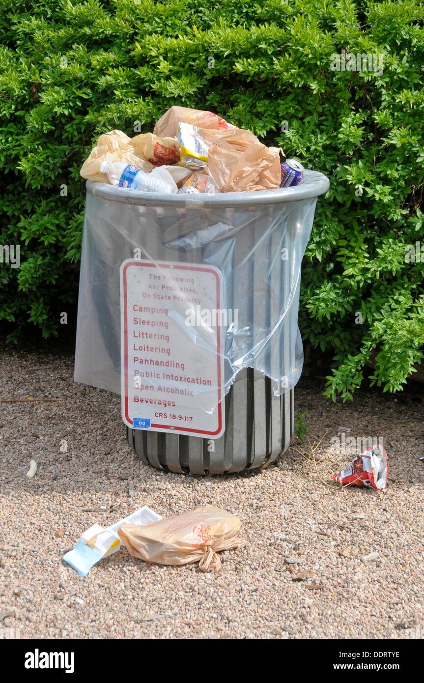 Overflowing trash can office building hi-res stock photography and ... Overflowing trash can office building hi-res stock photography and ...