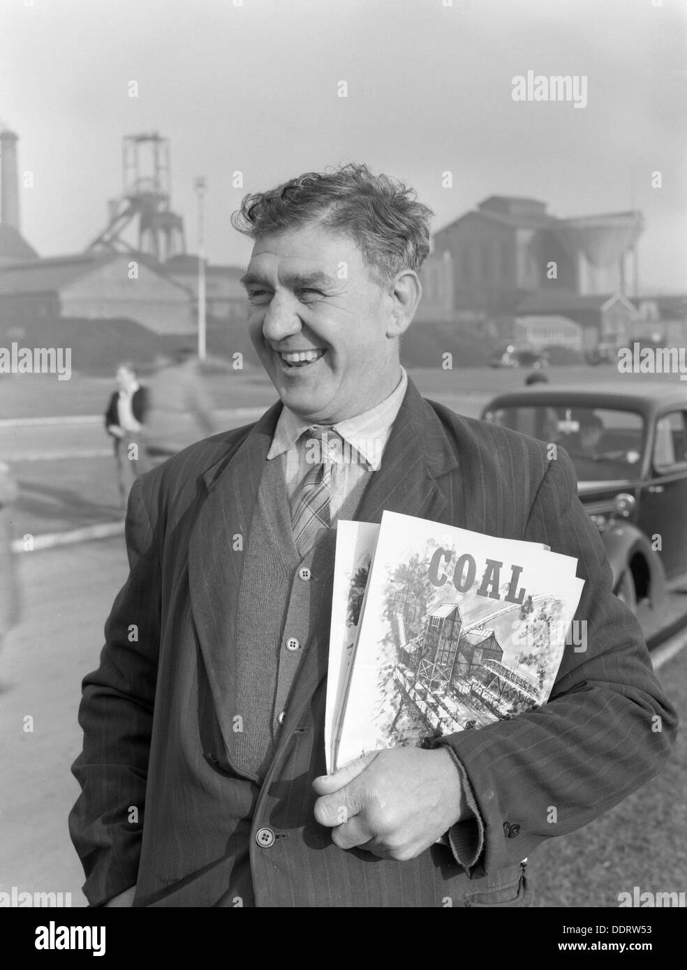 Coal man 1950s hi-res stock photography and images - Alamy