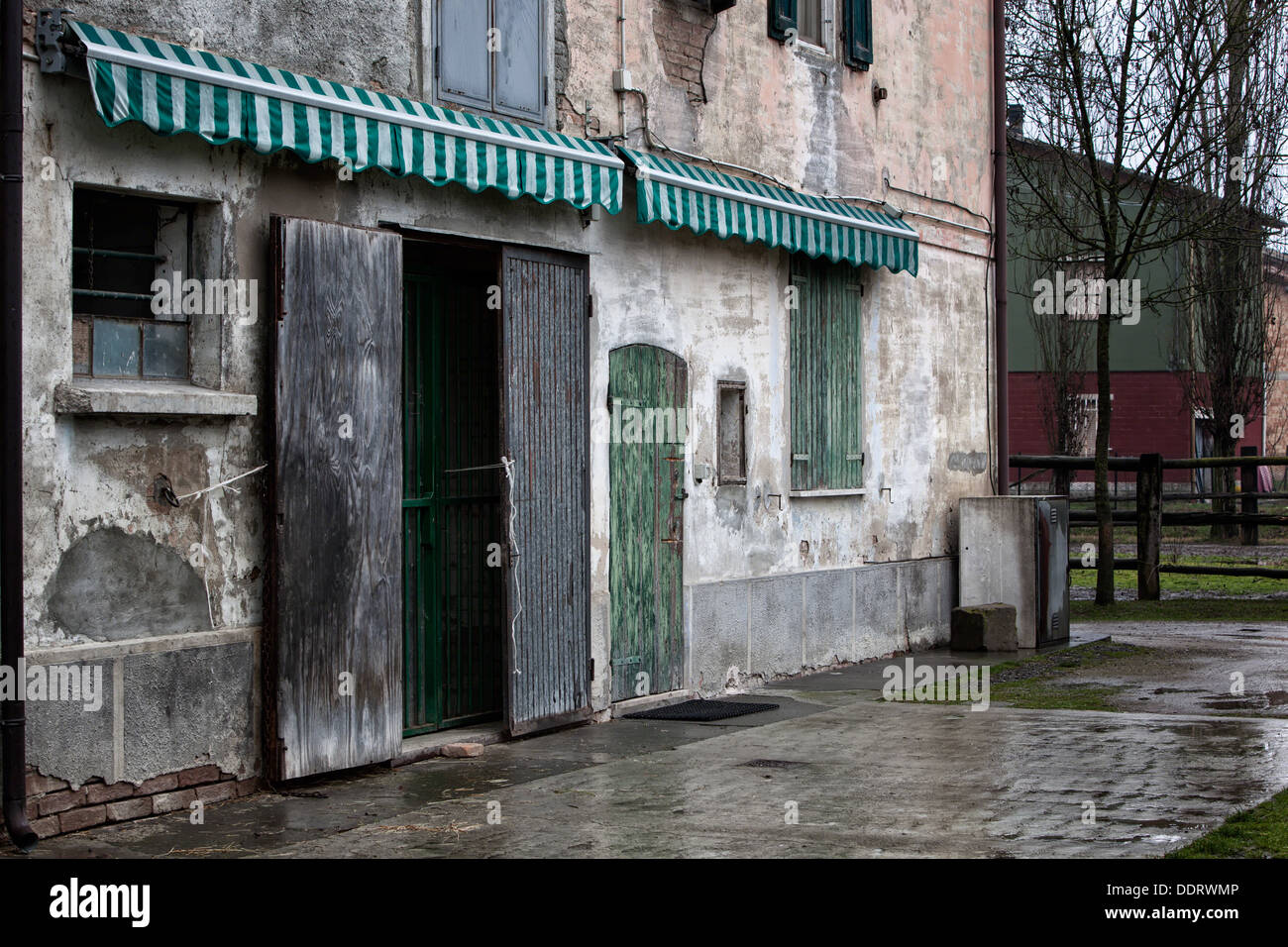 Crumbling stucco hi-res stock photography and images - Alamy