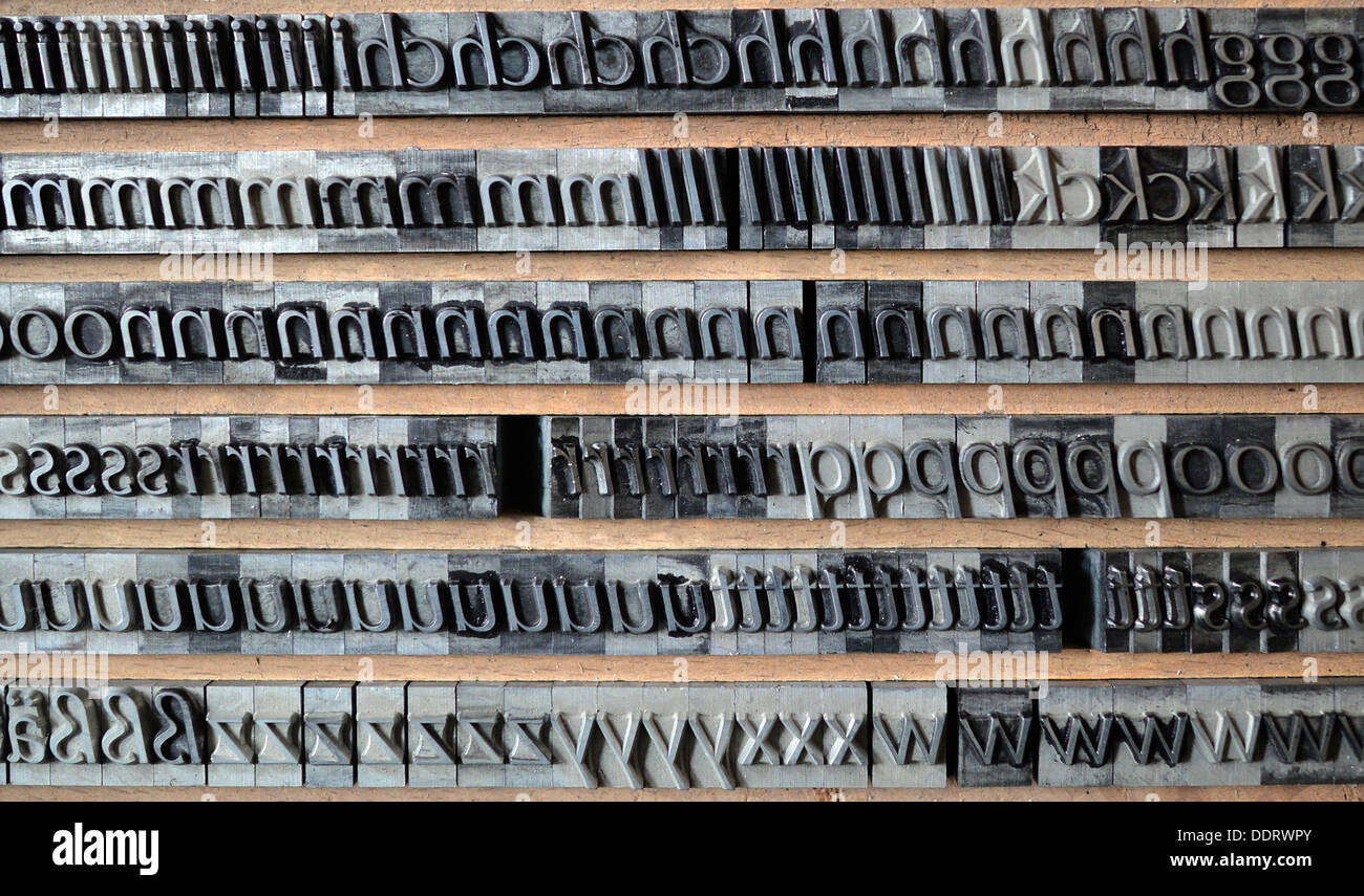 Lino cut letters hi-res stock photography and images - Alamy