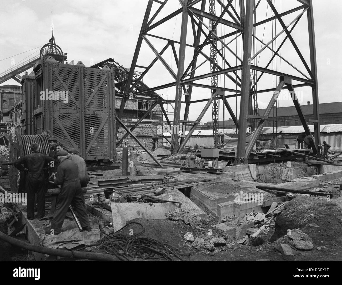 Installing a cage at Hickleton Main pit, Thurnscoe, South Yorkshire ...
