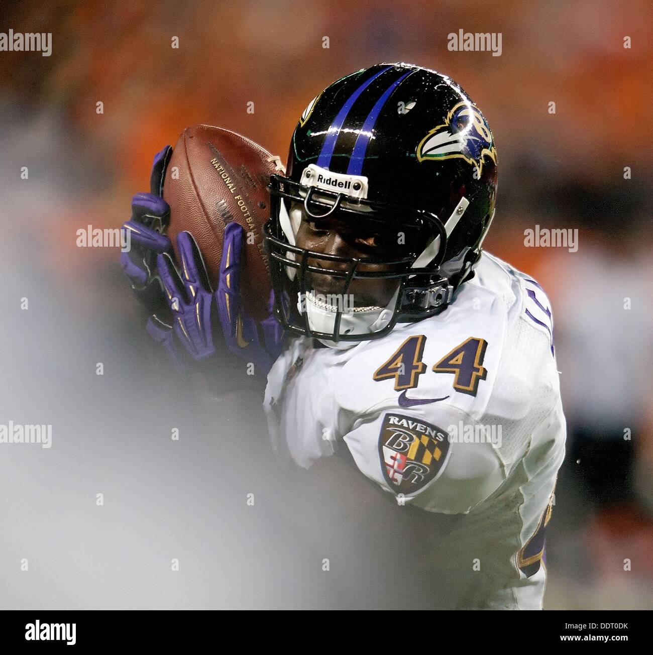 Denver, Colorado, USA. 5th Sep, 2013. Ravens FB VONTA LEACH catches a ...