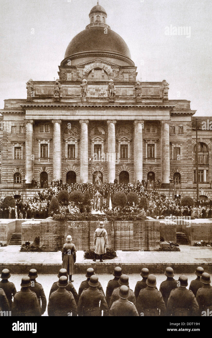 Ceremony honouring the German war dead of WWI before the Army Museum in ...