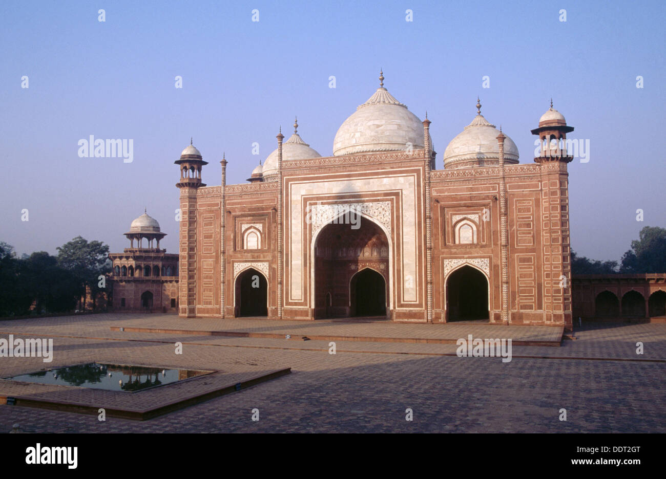 Red taj mahal hi-res stock photography and images - Alamy