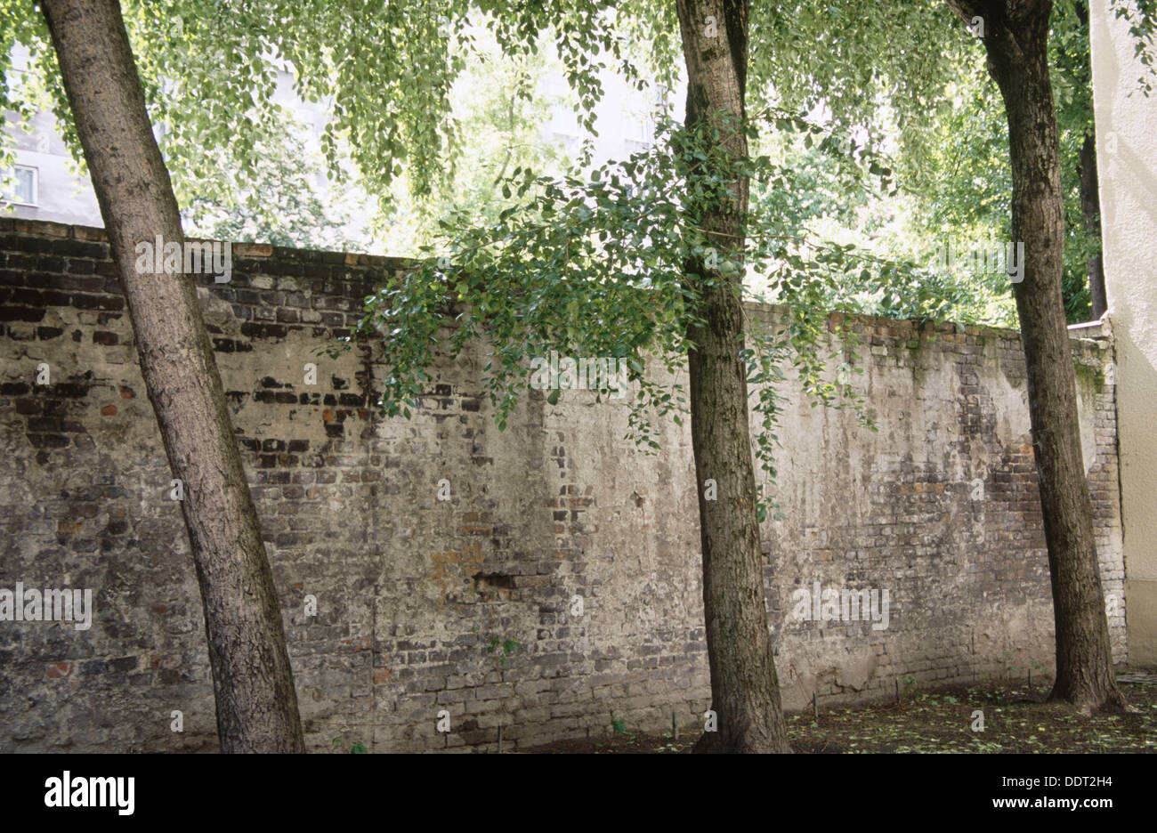 Warsaw ghetto wall hi-res stock photography and images - Alamy