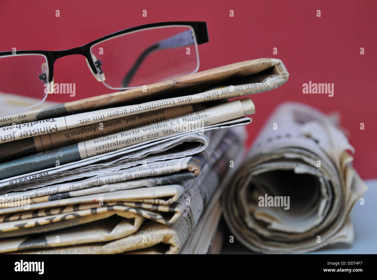 News newspapers hi-res stock photography and images - Alamy