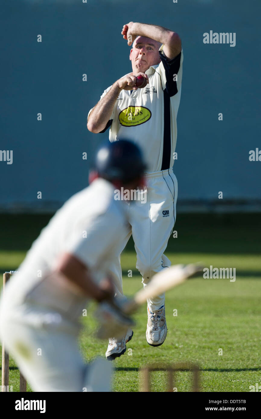 Medium pace bowler in action Stock Photo - Alamy