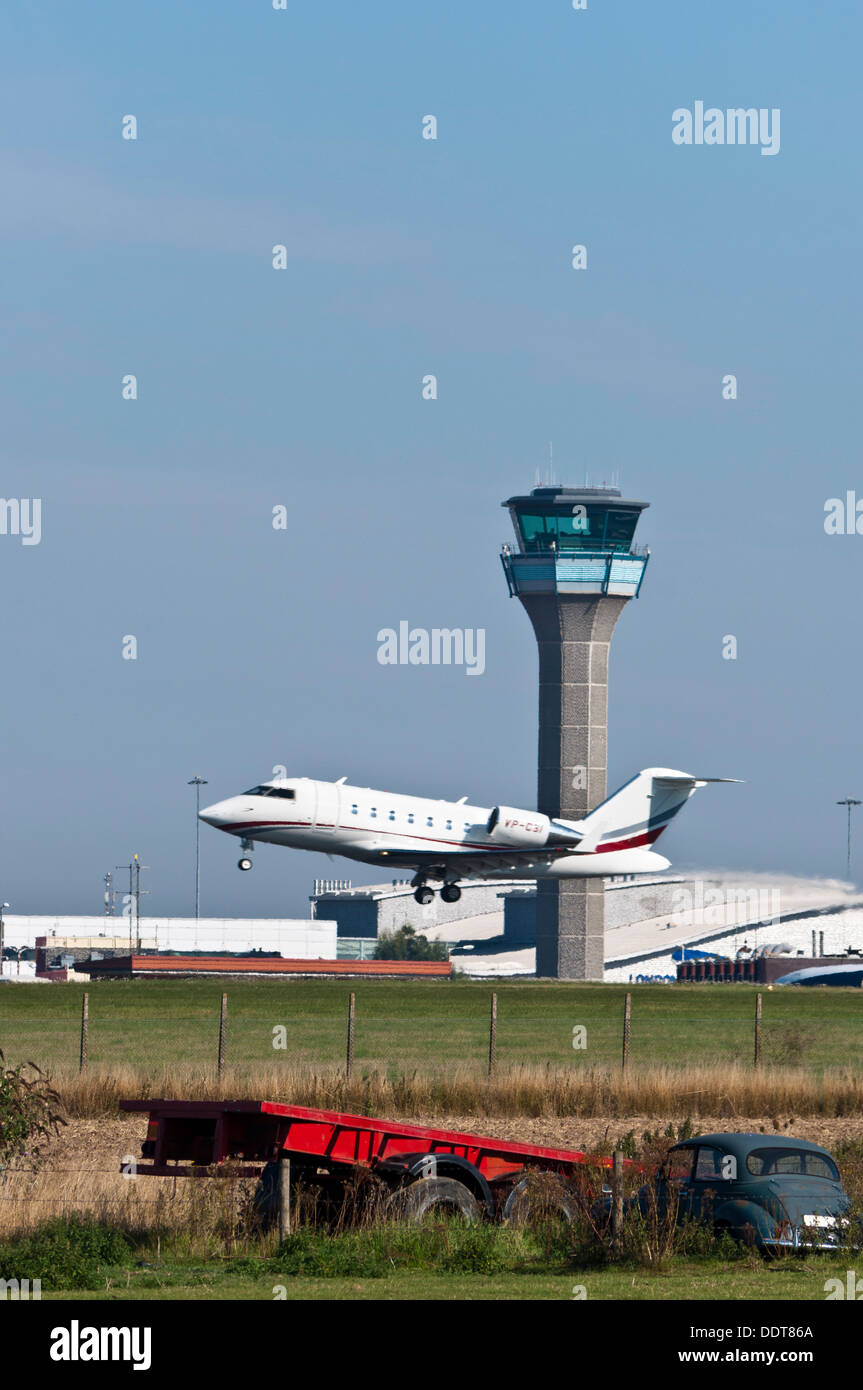 Luton airport hi-res stock photography and images - Alamy