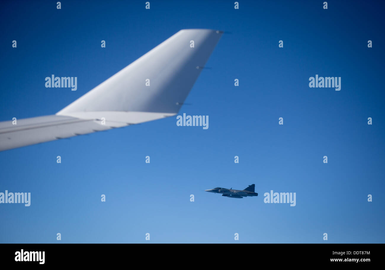 A Swedish fighter jet accompanies German Chancellor Merkel's Airbus ...