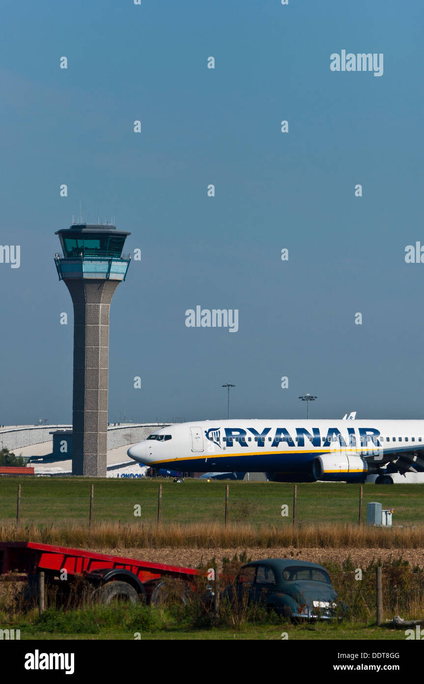 Ryanair plane taxiing Luton Airport Stock Photo - Alamy