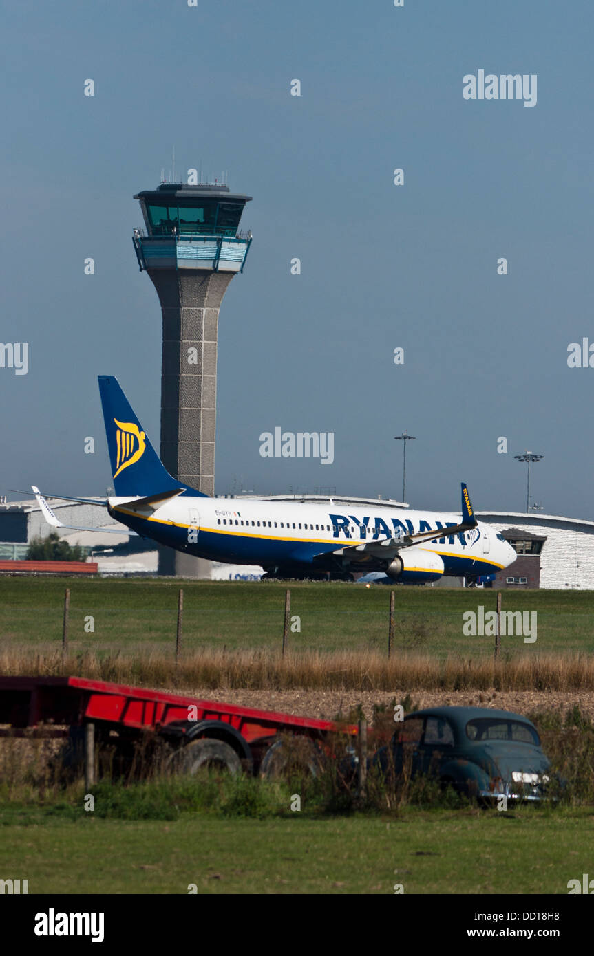 Luton airport ryanair hi-res stock photography and images - Alamy
