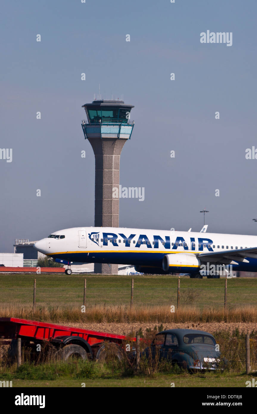 Ryanair plane taking over farm Luton Airport Stock Photo - Alamy