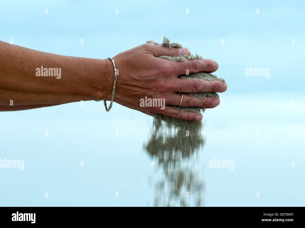 Sand slipping through hands hi-res stock photography and images - Alamy