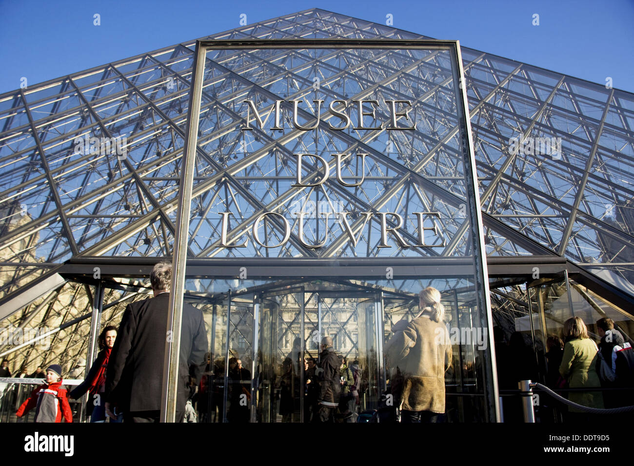 Drawing the louvre building hi-res stock photography and images - Alamy