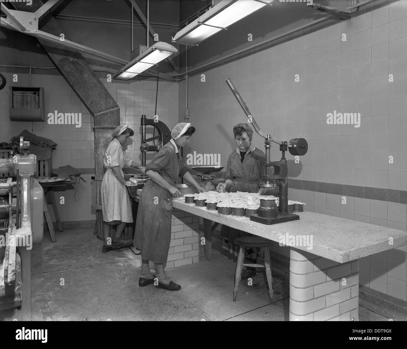 1950s factory workers britain Black and White Stock Photos & Images - Alamy