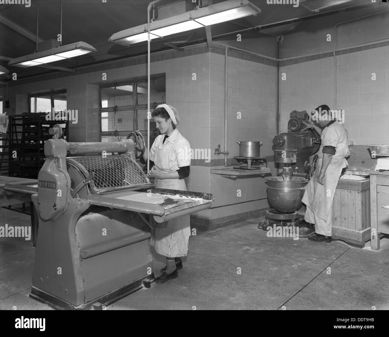 1950s factory work britain hi-res stock photography and images - Alamy