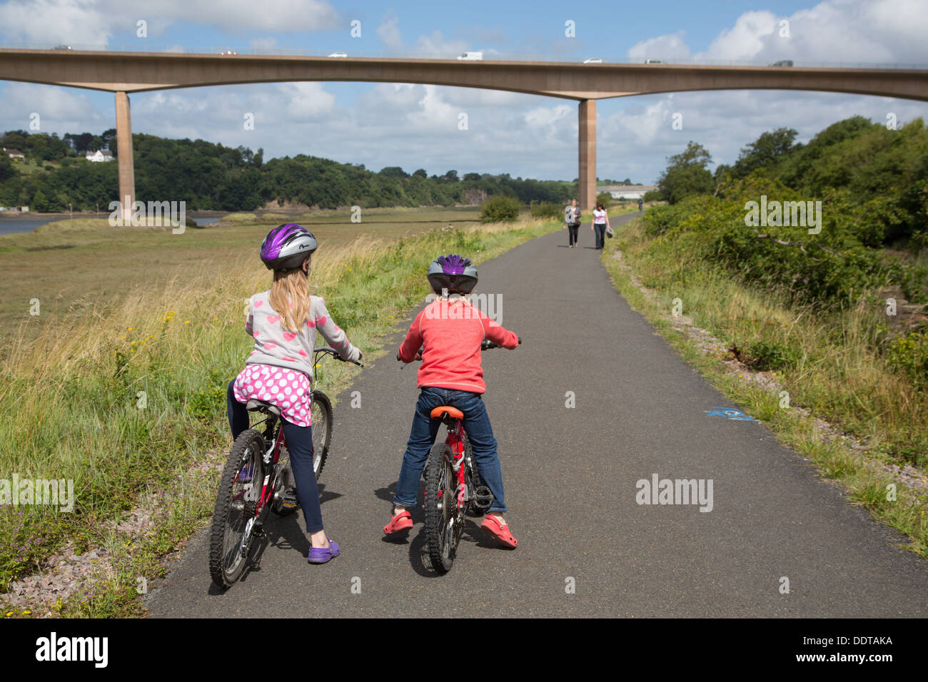 Kids riding Bikes on the Tarka Trail Stock Photo - Alamy