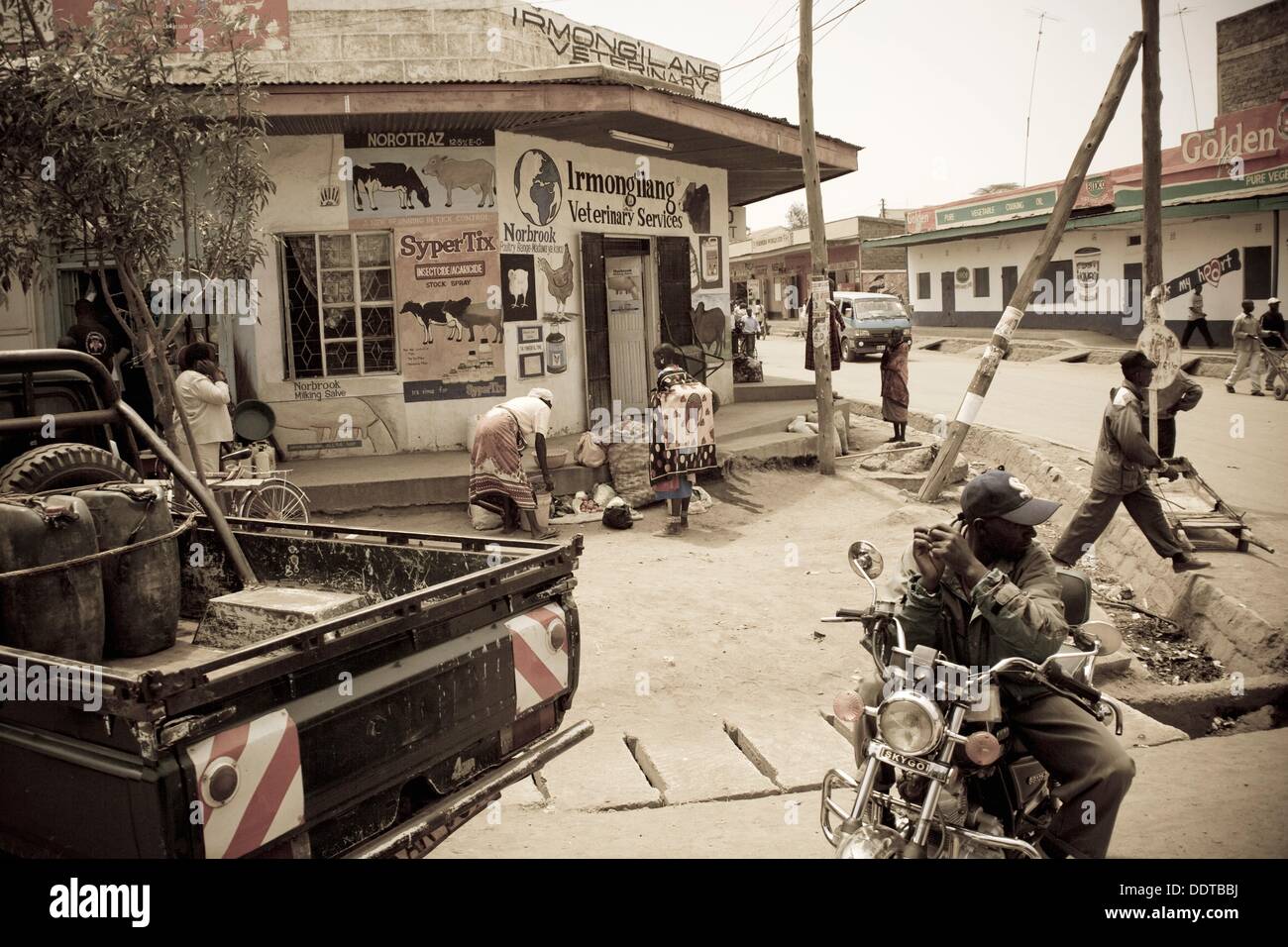 Shops at roadside hi-res stock photography and images - Alamy