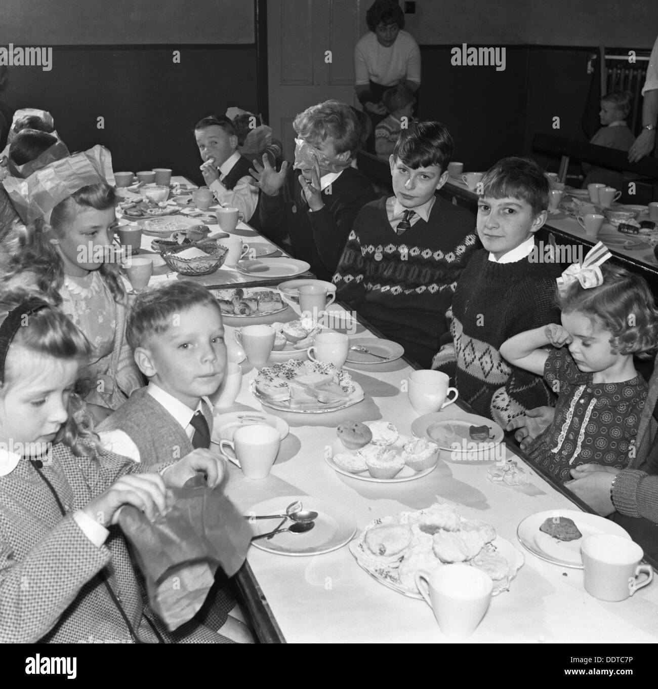 1960s childrens party england 1960s hi-res stock photography and images ...