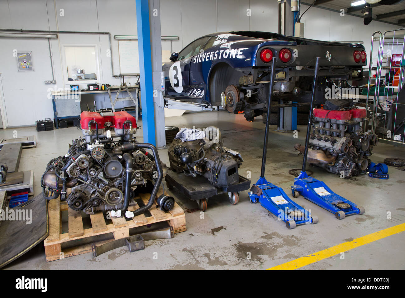 Car ramp hi-res stock photography and images - Alamy