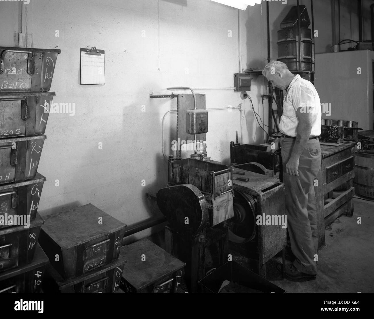 1960s usa factory workers usa hi-res stock photography and images - Alamy