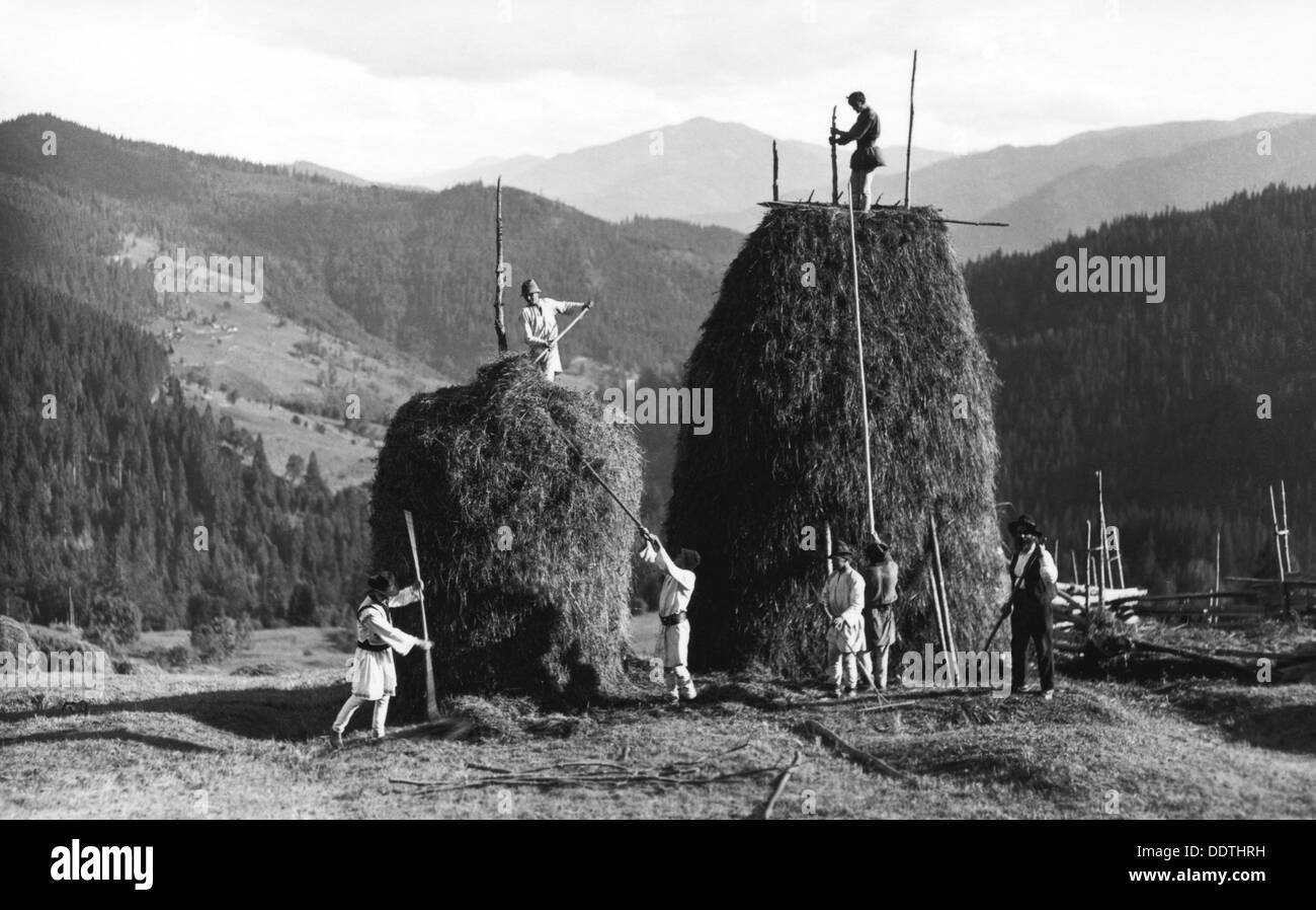 Haystack 1940s hi-res stock photography and images - Alamy