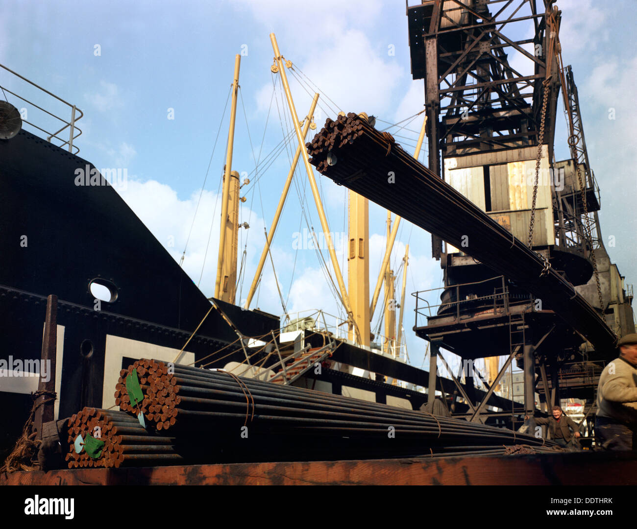 Dockers loading steel bars onto the 'Manchester Renown', Manchester ...