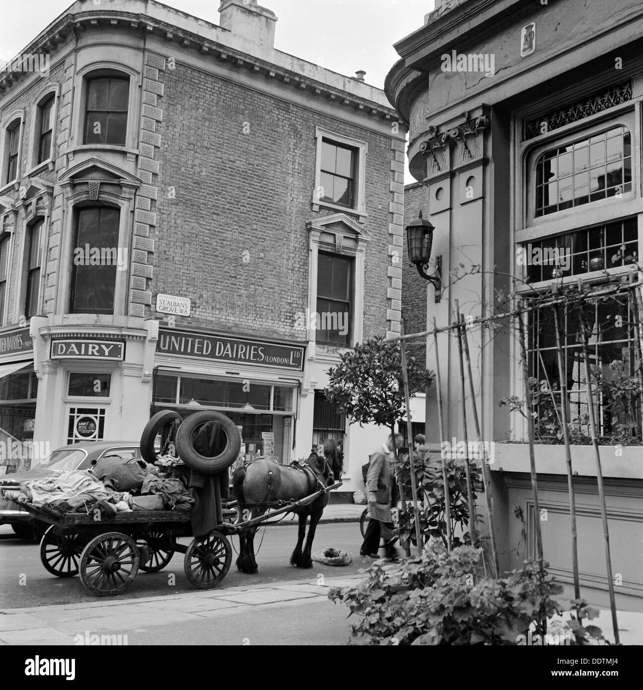 Rag and bone cart hi-res stock photography and images - Alamy