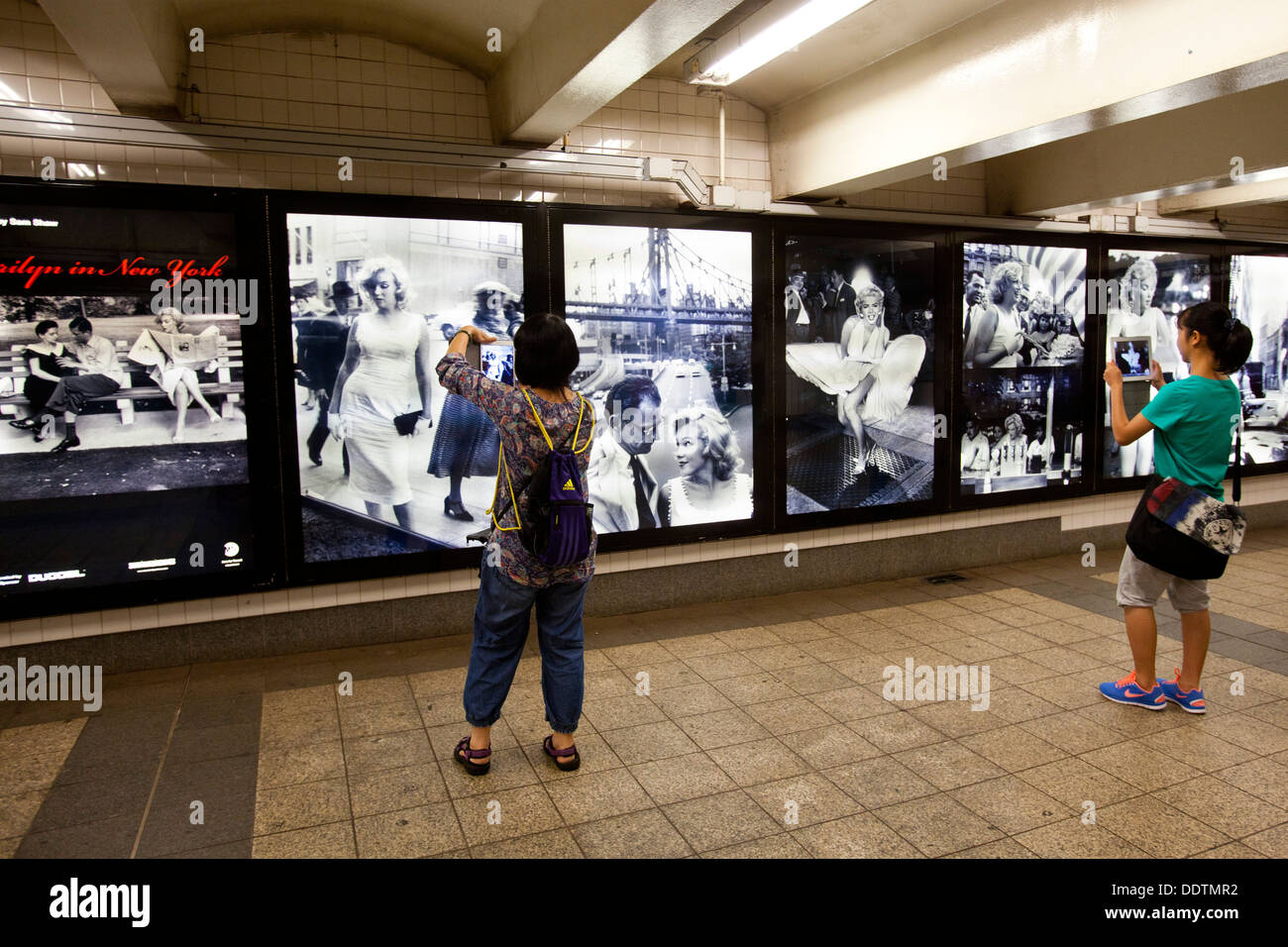 Sam shaw marilyn monroe hi-res stock photography and images - Alamy