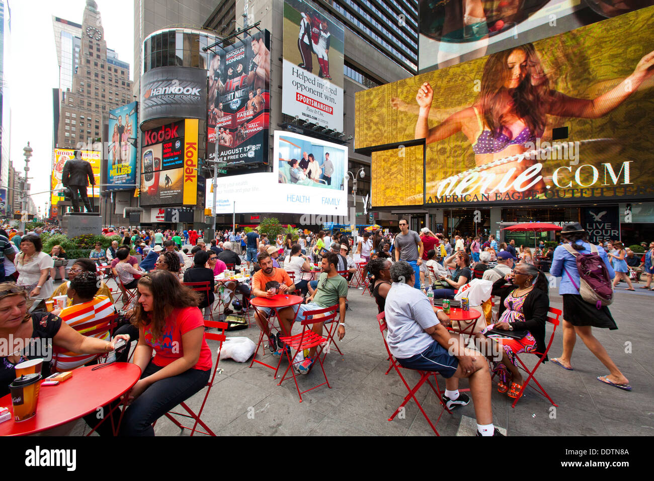 Times square crowd hi-res stock photography and images - Alamy