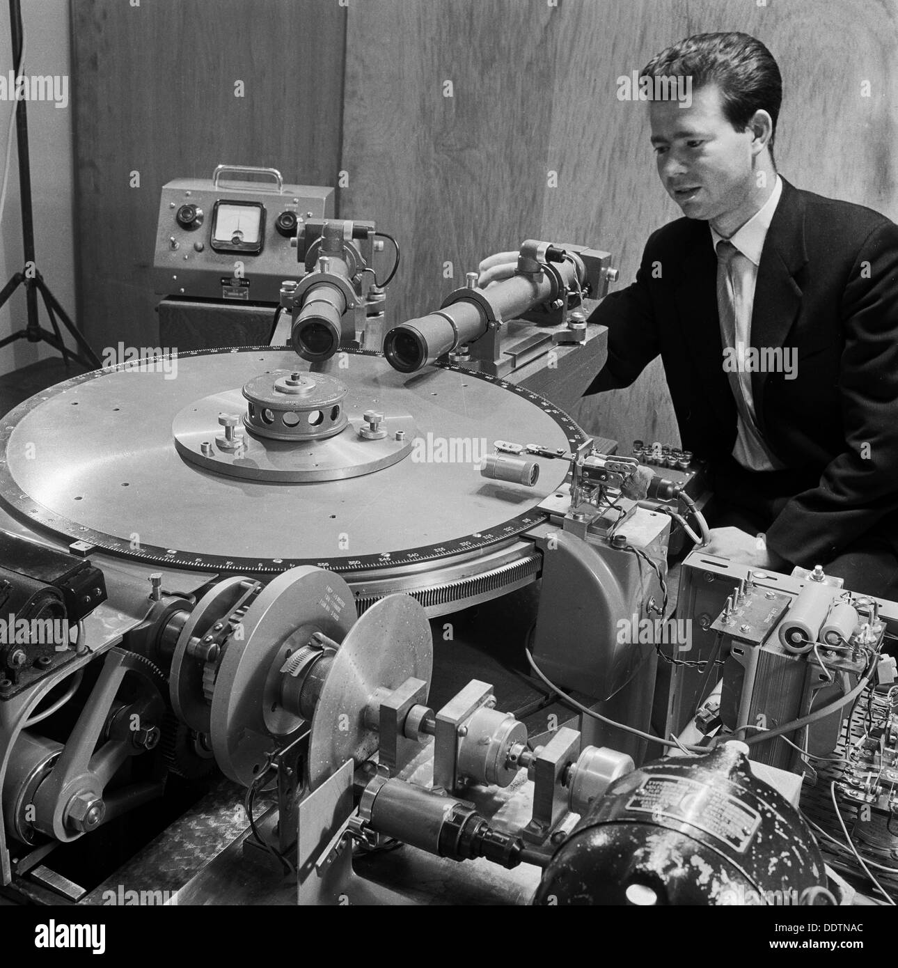 1960 laboratory hi-res stock photography and images - Alamy