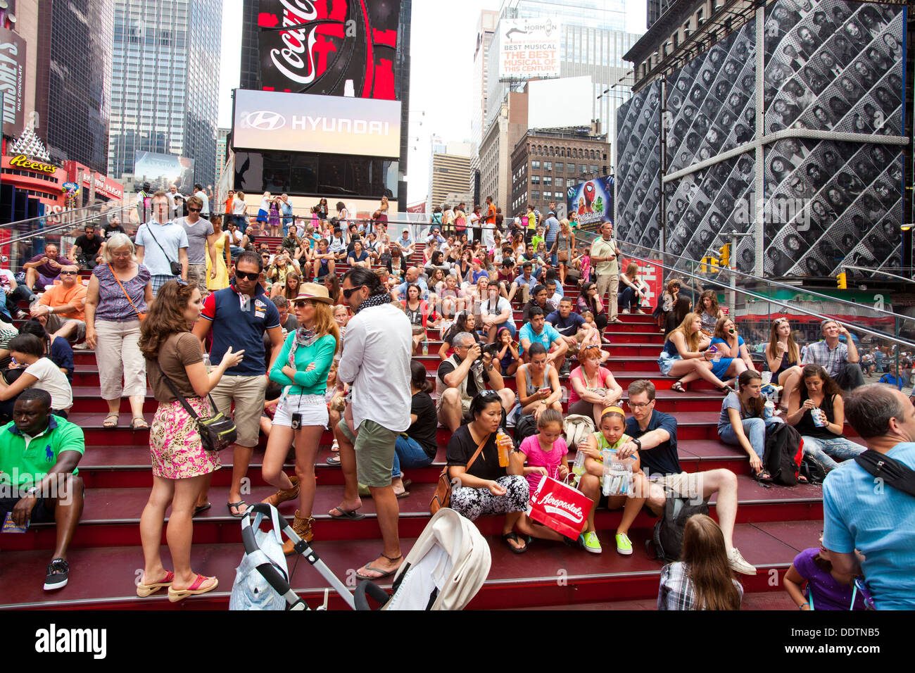 Times square crowd hi-res stock photography and images - Alamy