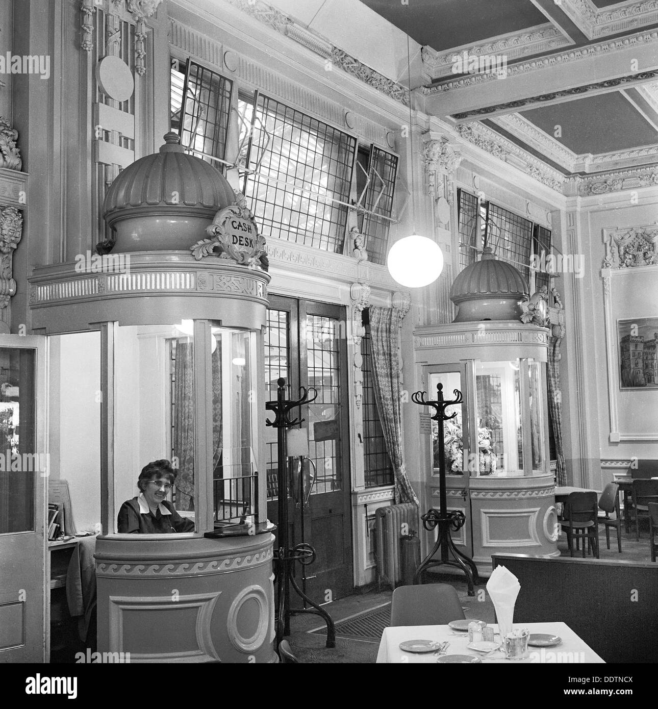 1960s bar hi-res stock photography and images - Alamy